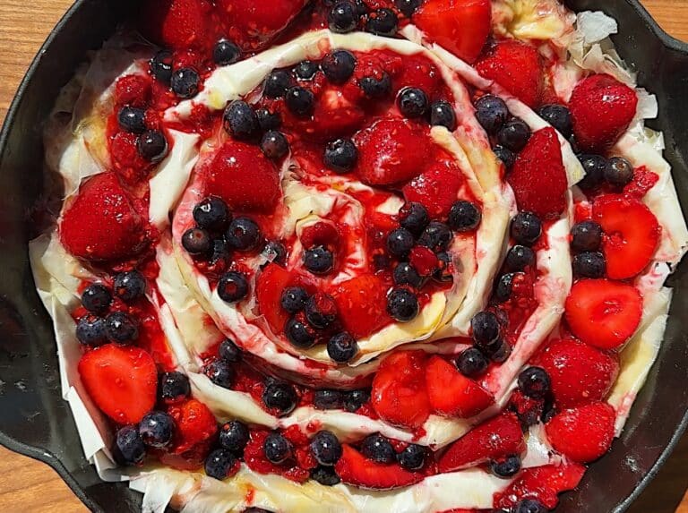 Very Berry Crinkle Cake - Carolina Gelen